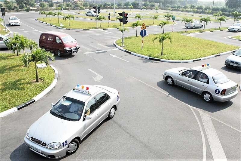 Hướng Dẫn Cách Lái Xe Qua Đường Hẹp Vuông Góc